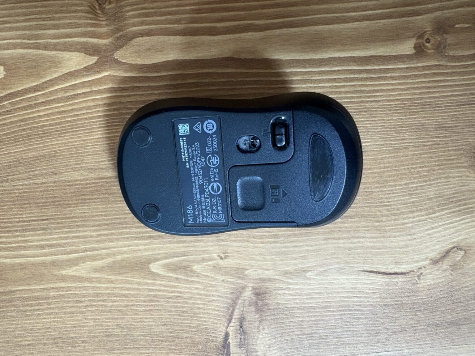 【最新版レビュー】Logicool M186 徹底解説｜最安ワイヤレスマウスの実力とM185との違いを徹底比較